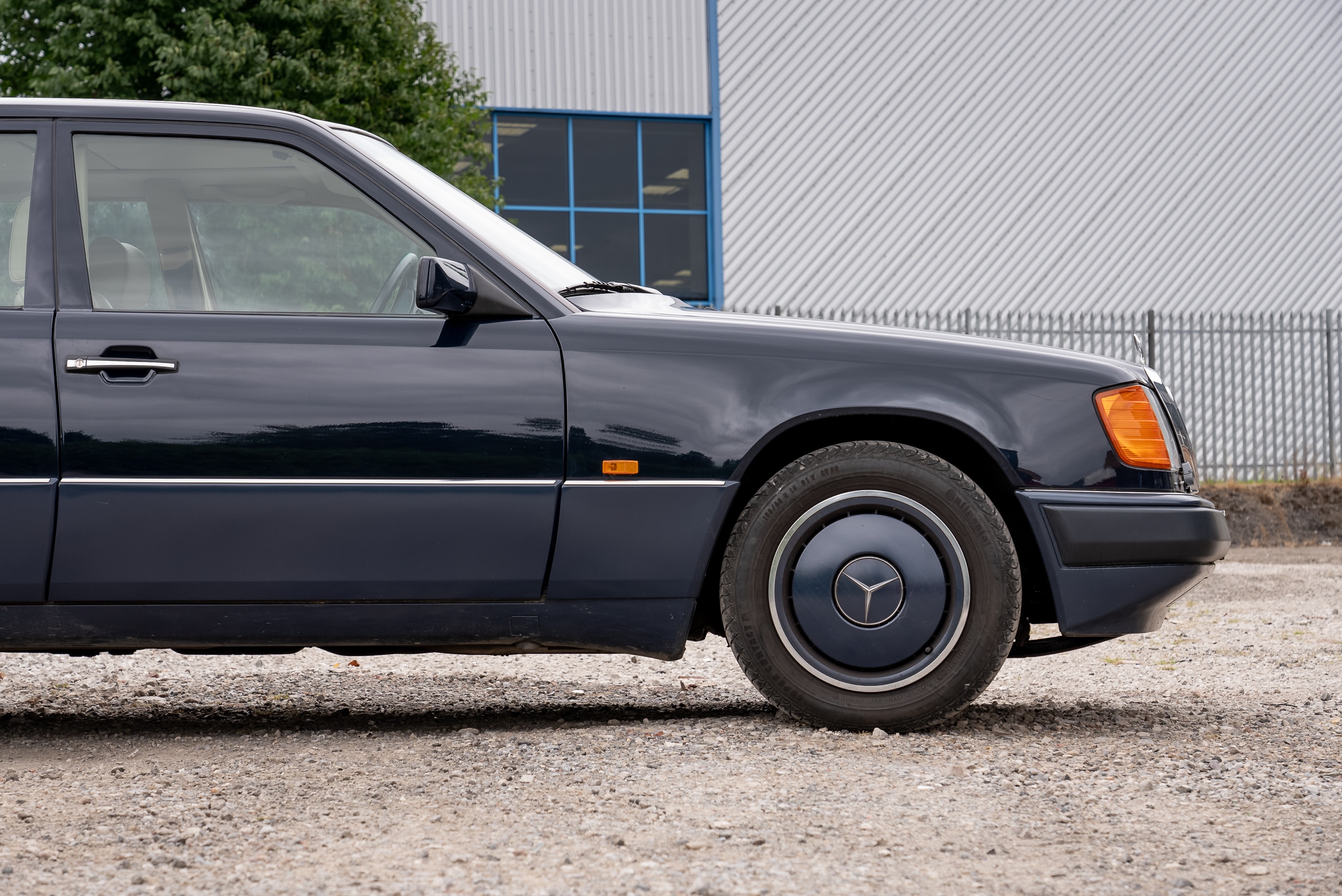 Lot 115 - 1990 Mercedes-Benz 260 E