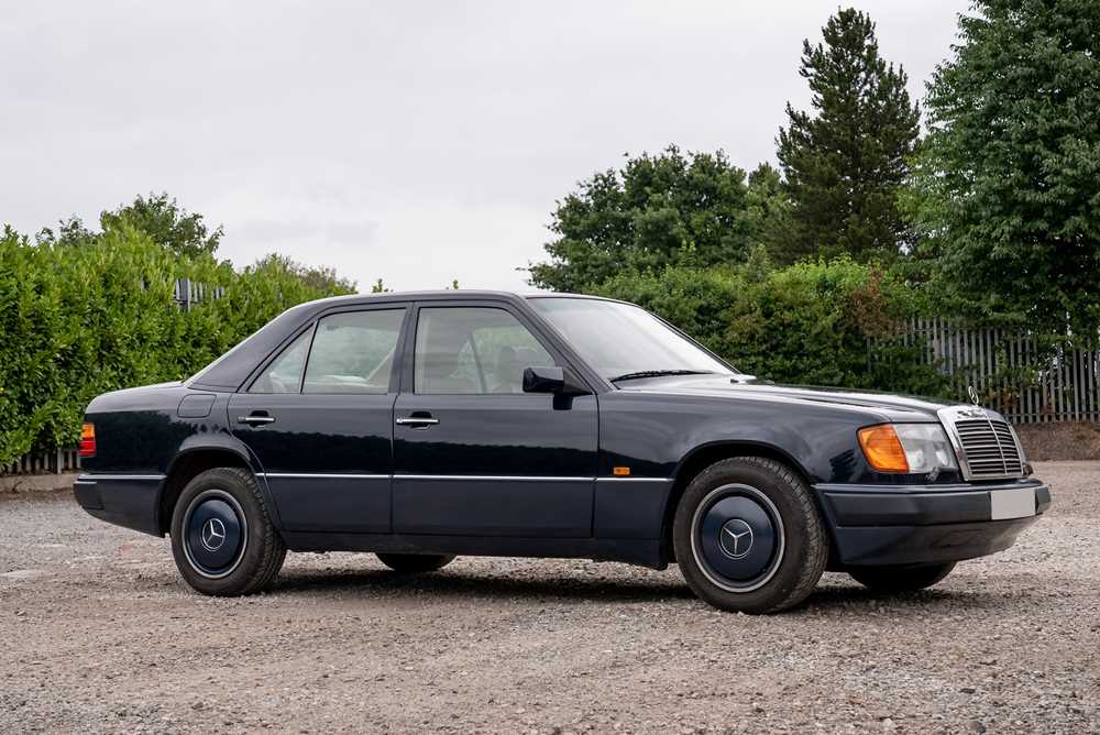 Lot 115 - 1990 Mercedes-Benz 260 E