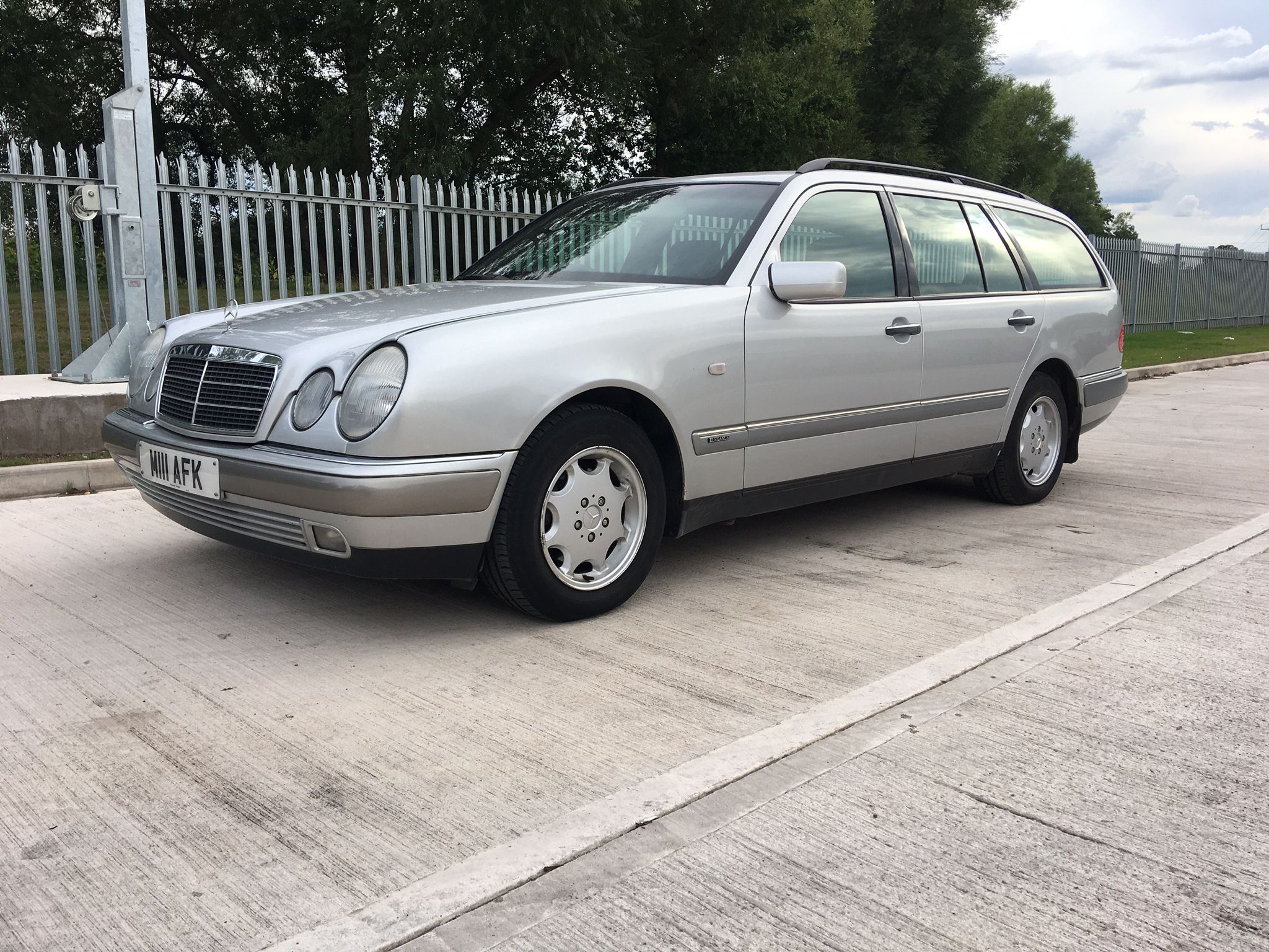 Lot 915 - 1997 Mercedes-Benz E240 Elegance