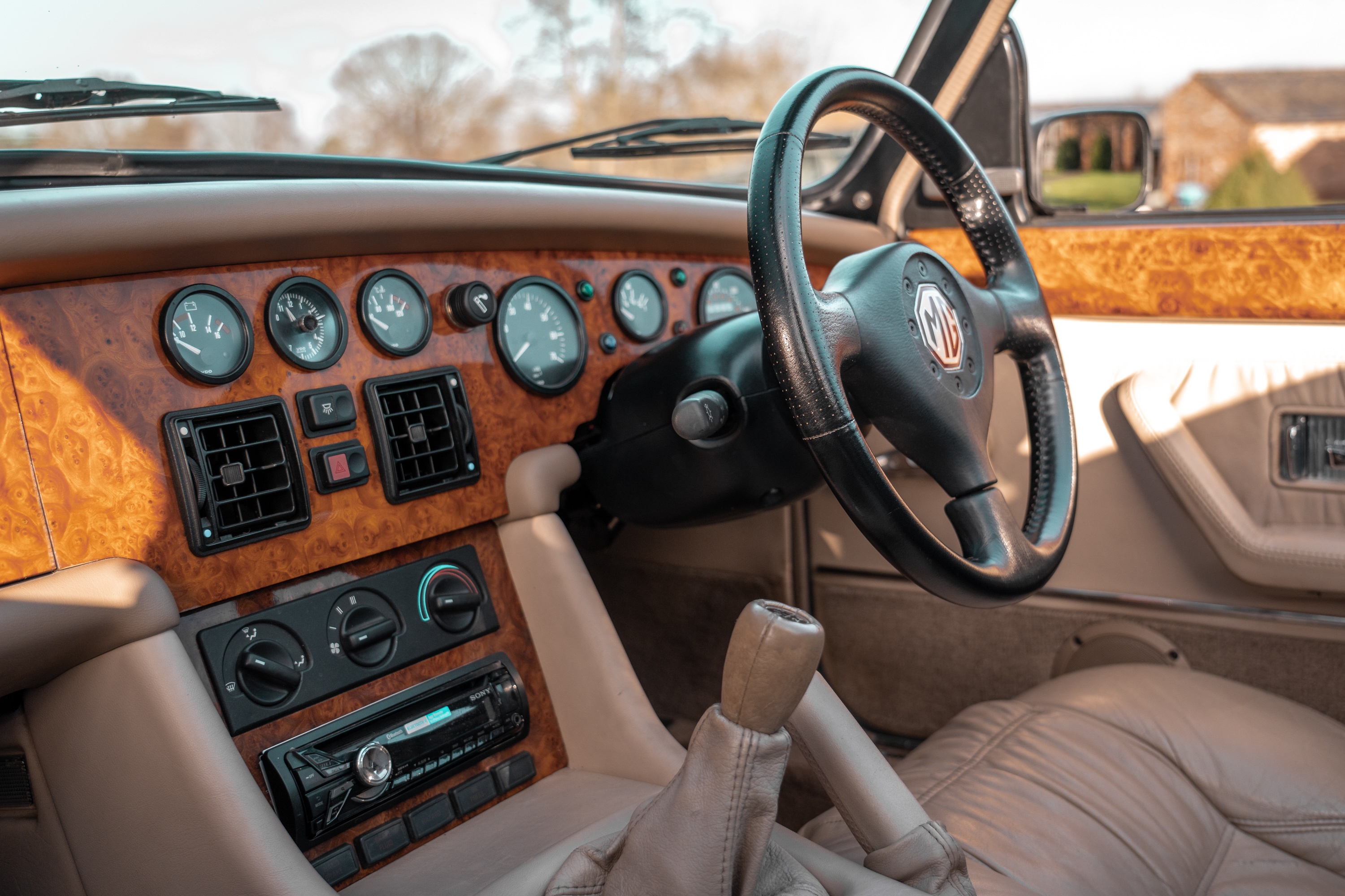 Lot 24 - 1994 MG RV8