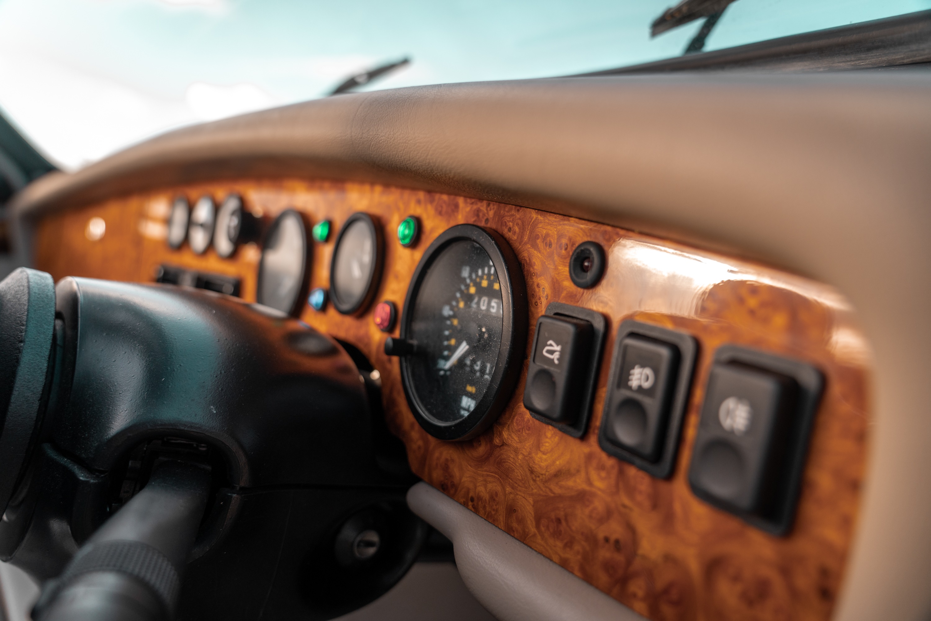 Lot 24 - 1994 MG RV8