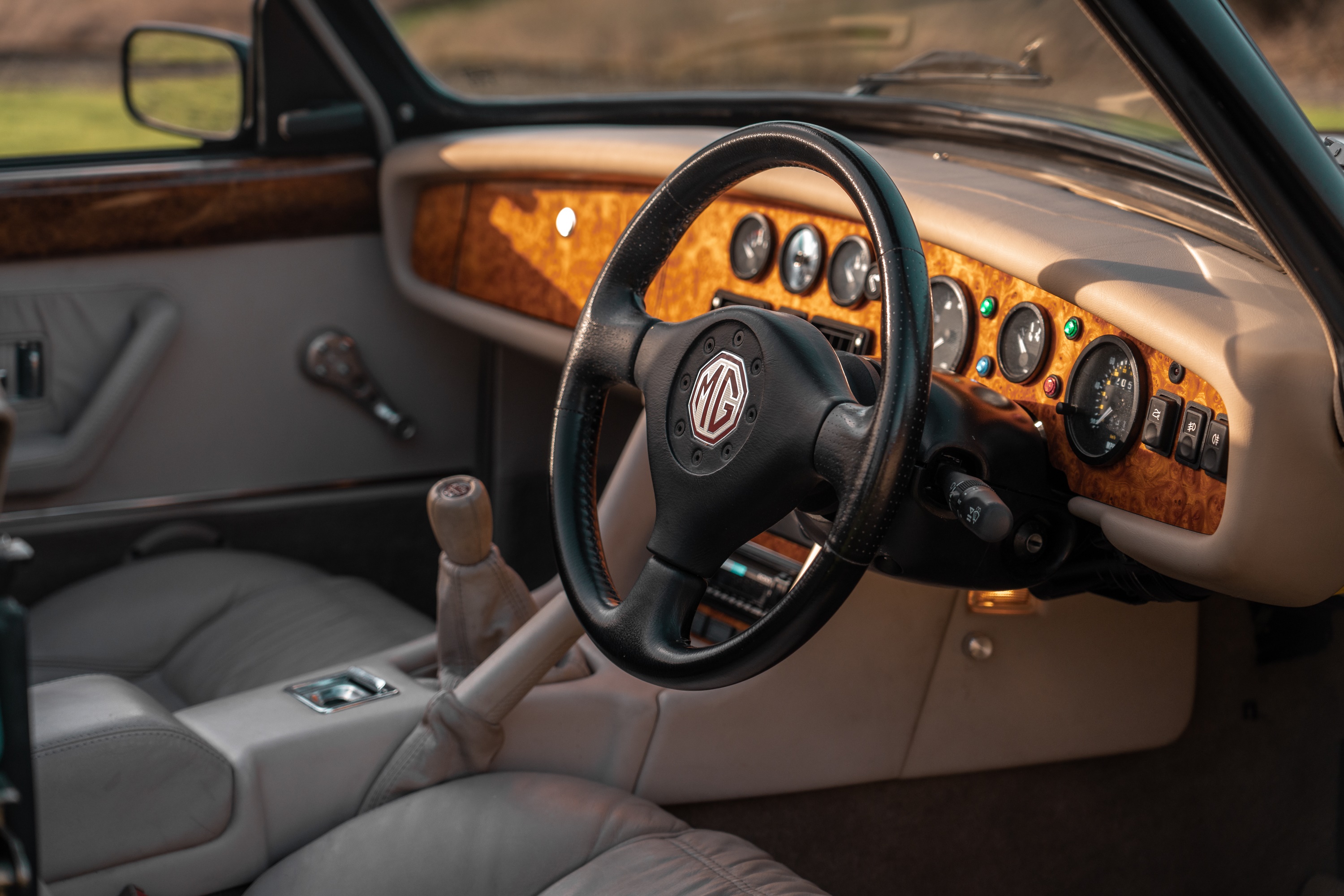 Lot 24 - 1994 MG RV8