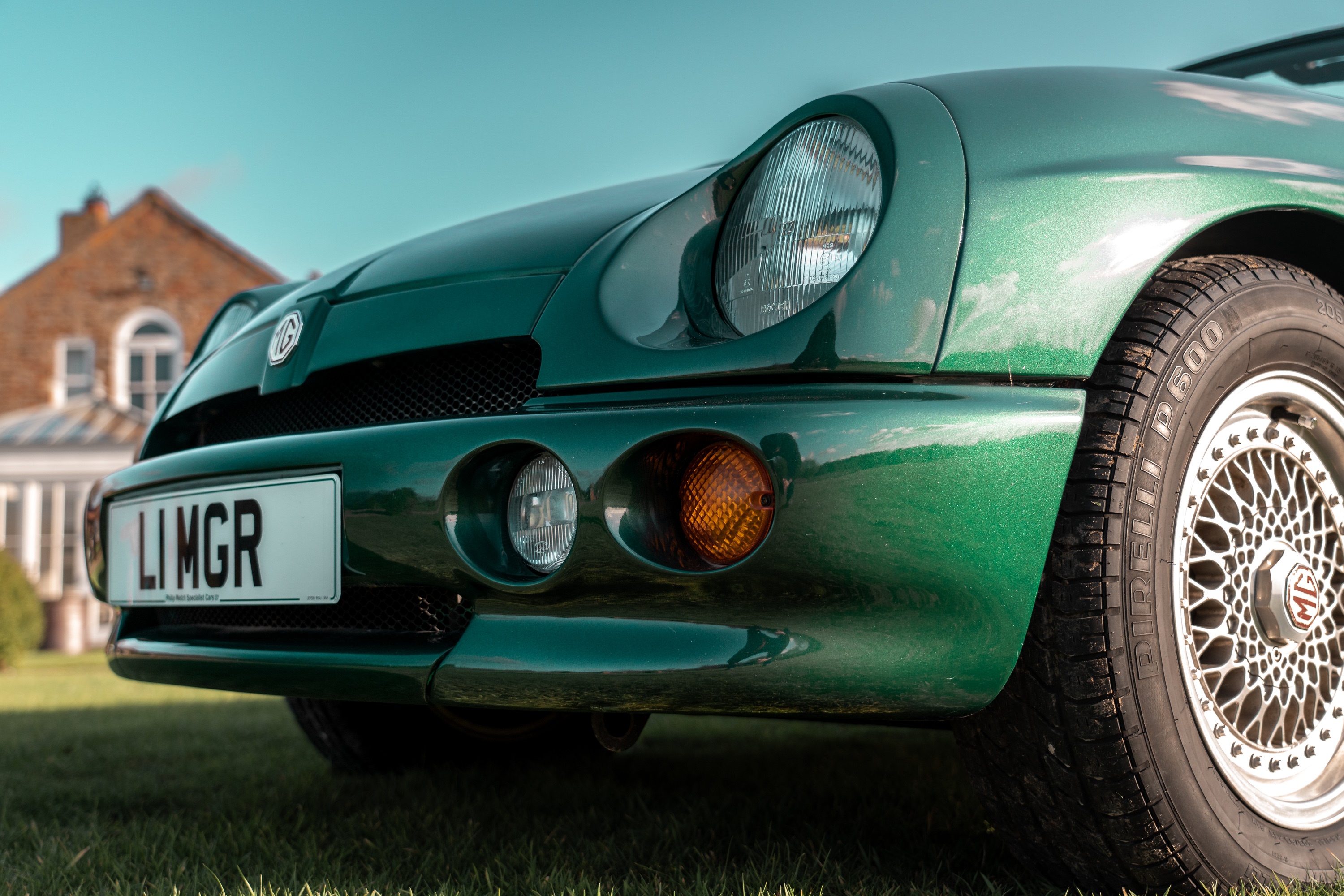 Lot 24 - 1994 MG RV8