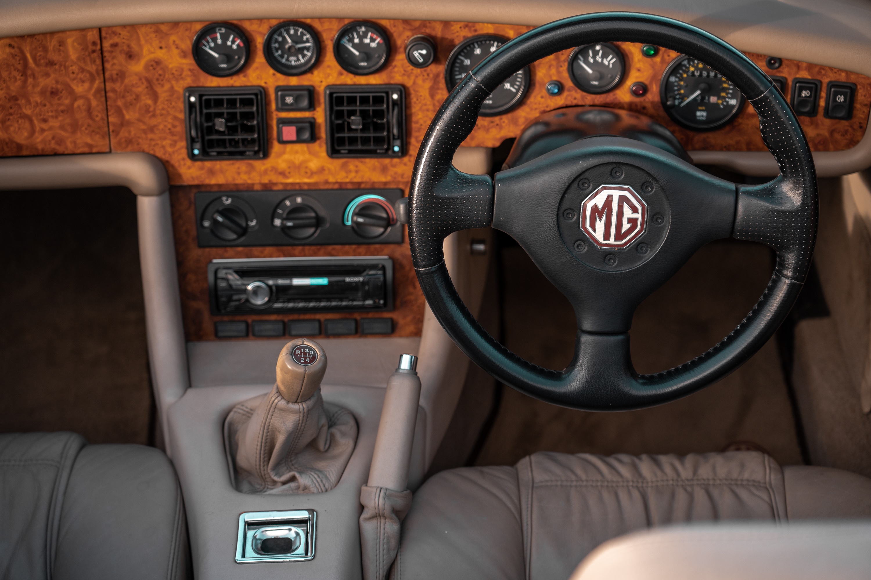 Lot 24 - 1994 MG RV8