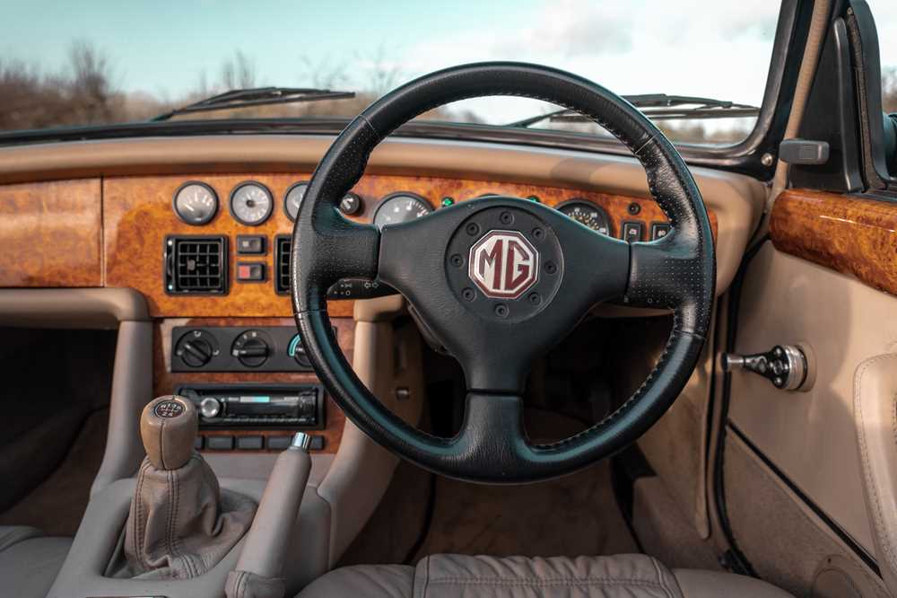 Lot 24 - 1994 MG RV8