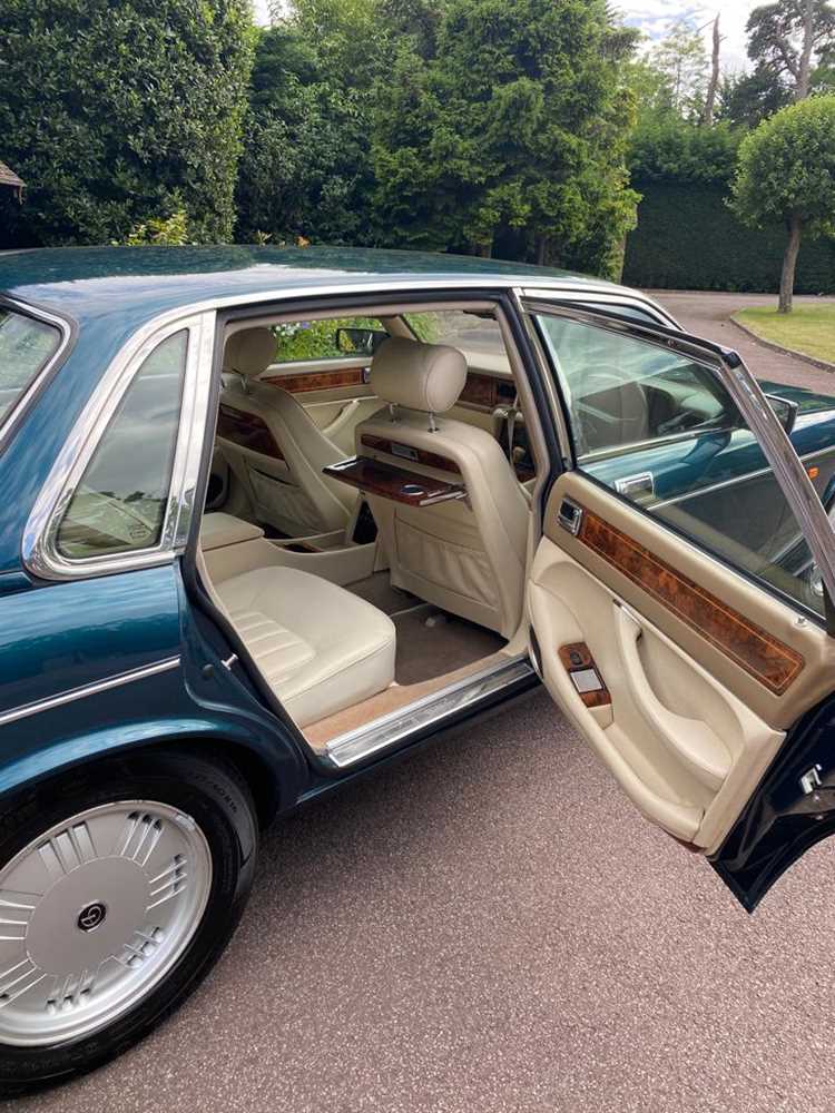 Lot 46 - 1994 Daimler Double Six Majestic
