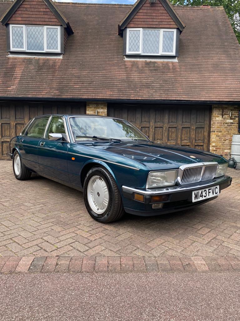 Lot 46 - 1994 Daimler Double Six Majestic