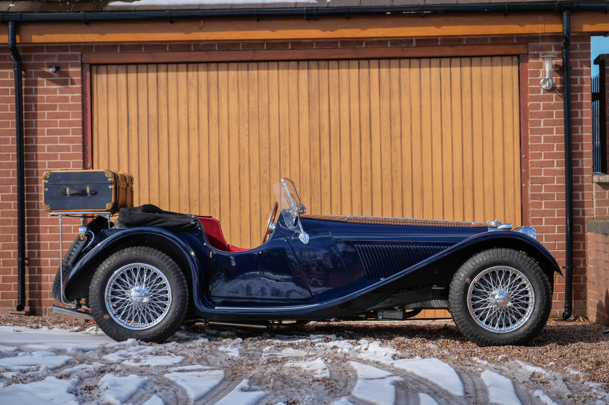 Lot 14 - 2011 Suffolk SS100