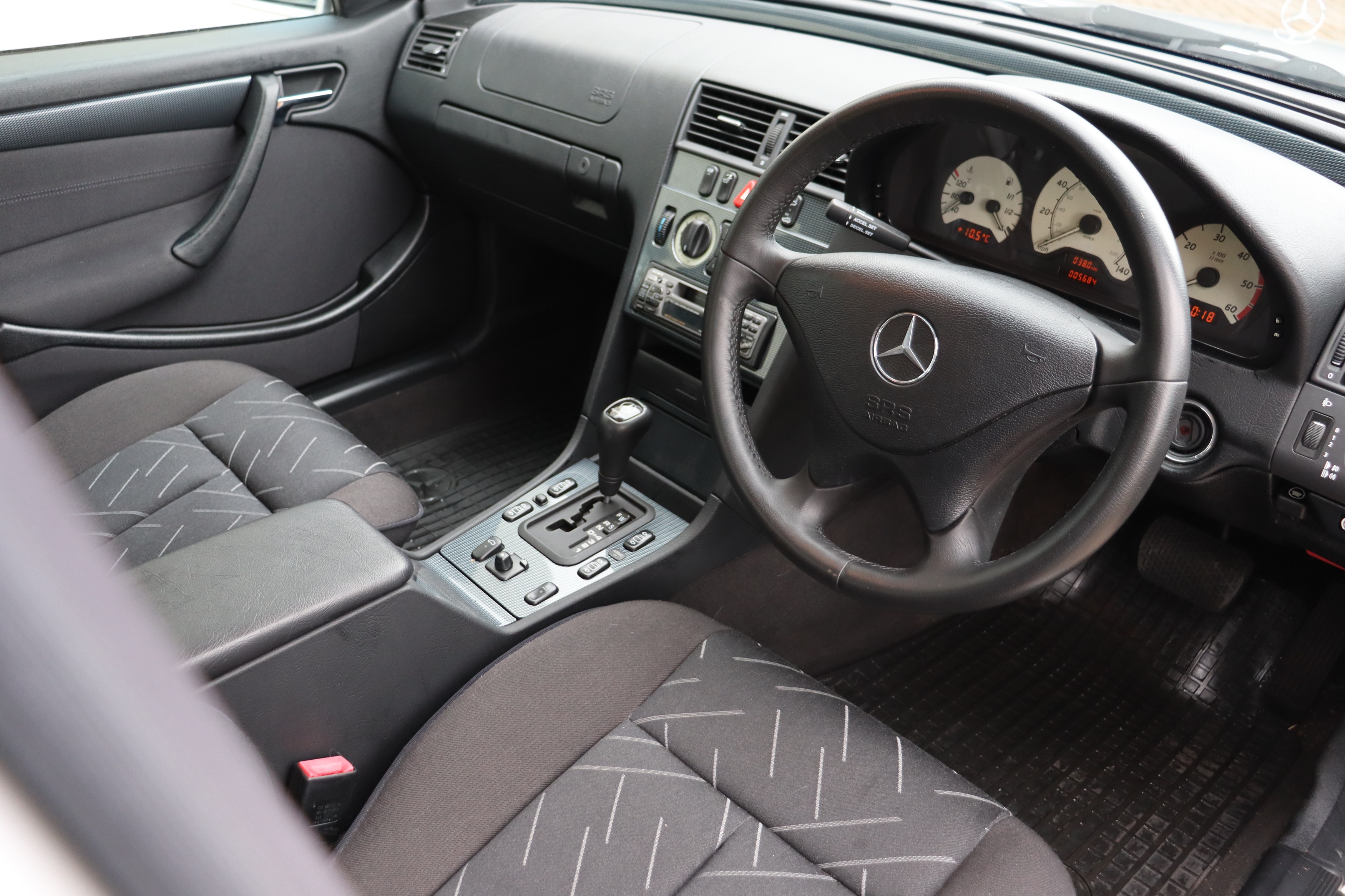 Lot 23 - 1999 Mercedes-Benz C220 CDI Sport