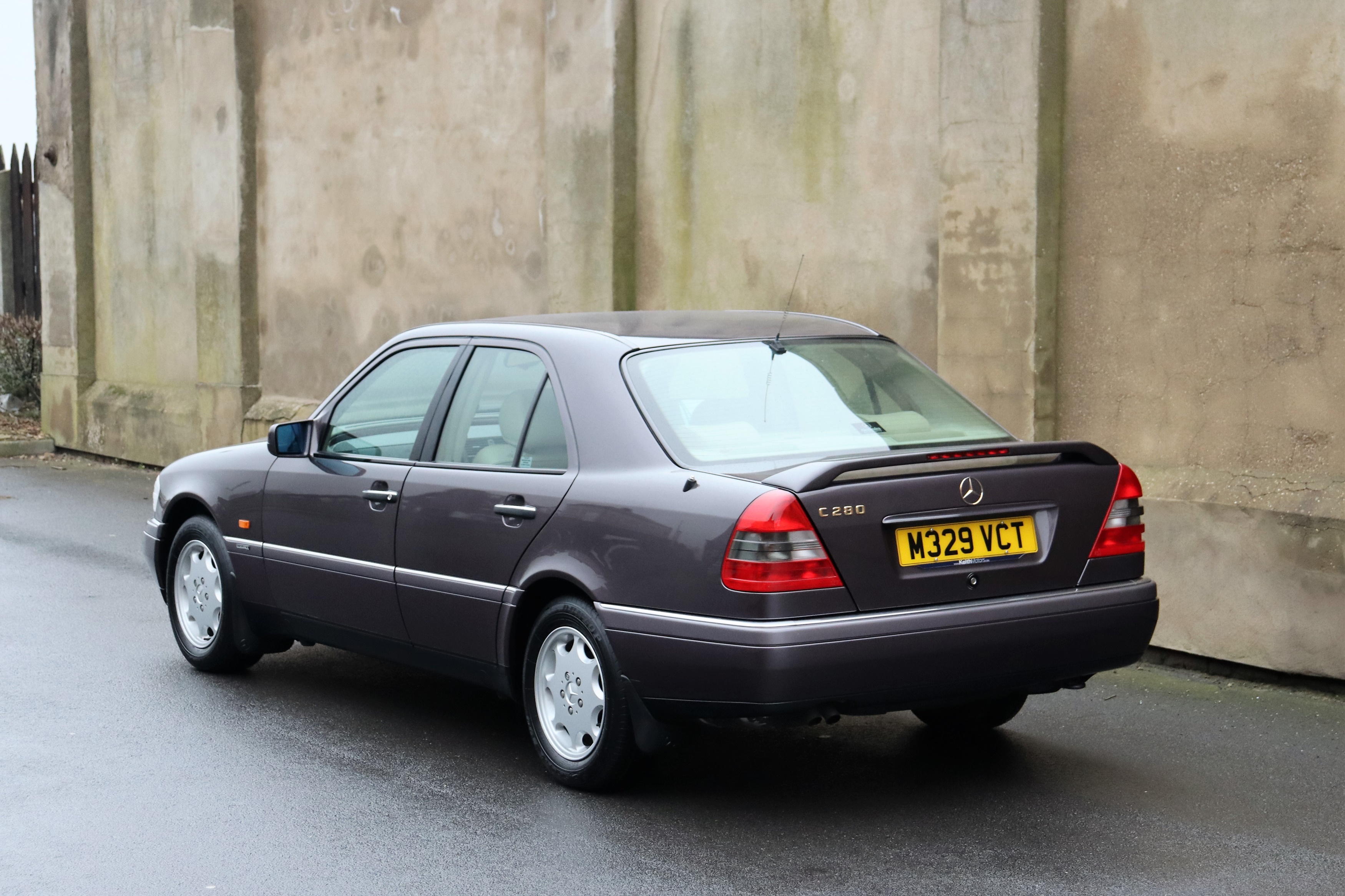 Lot 63 - 1995 Mercedes-Benz C280 Elegance Saloon