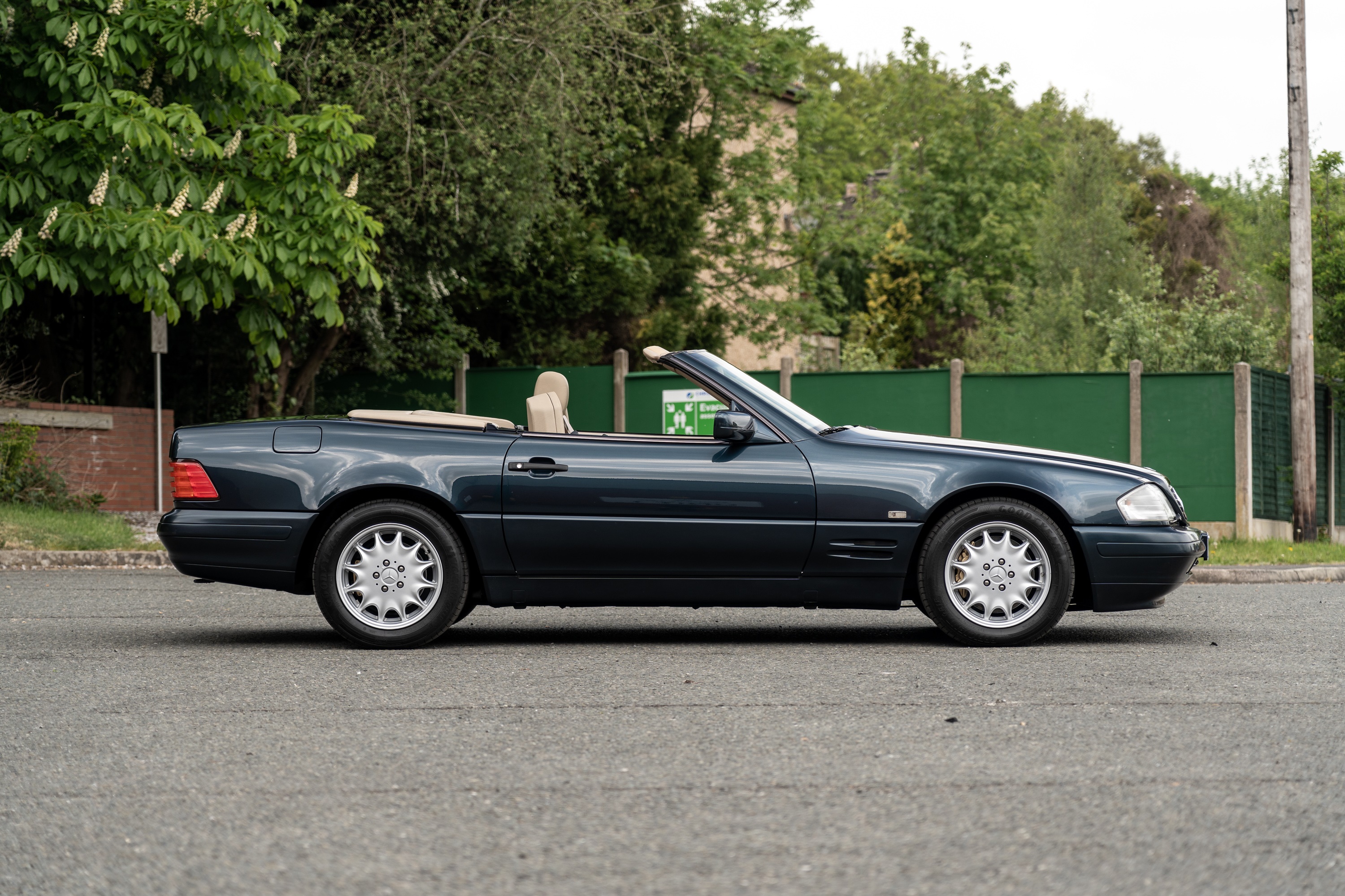 Lot 10 - 1998 Mercedes-Benz SL 500