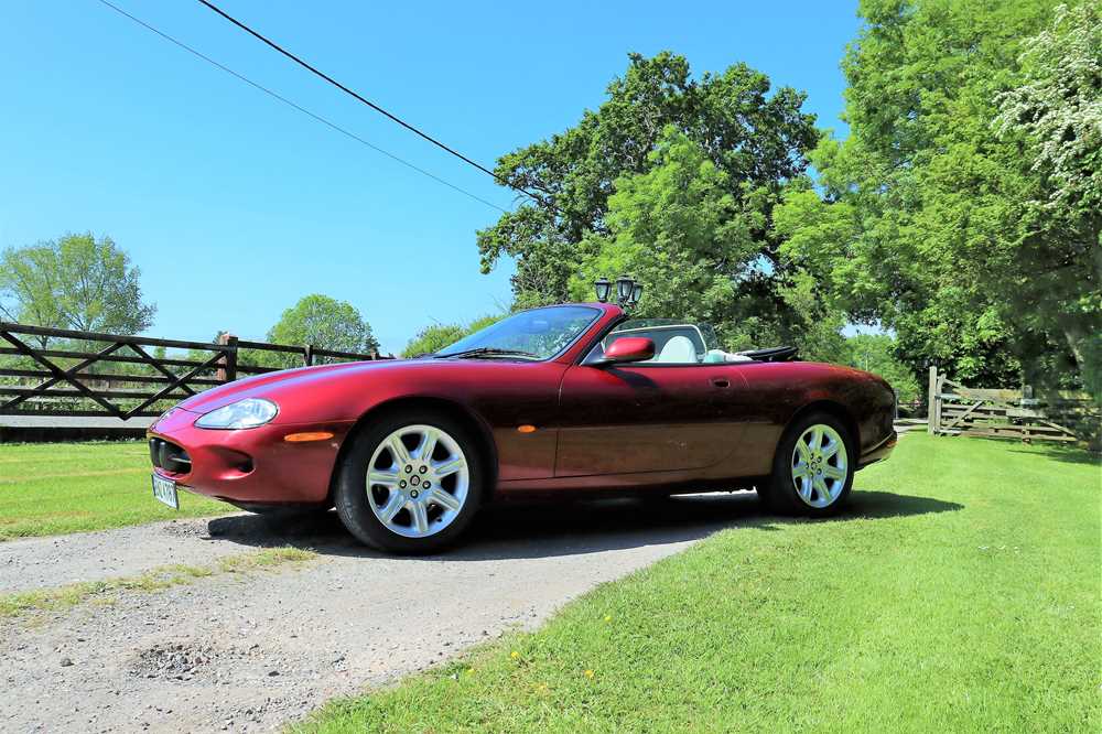 Lot 5 - 1999 Jaguar XK8 Convertible