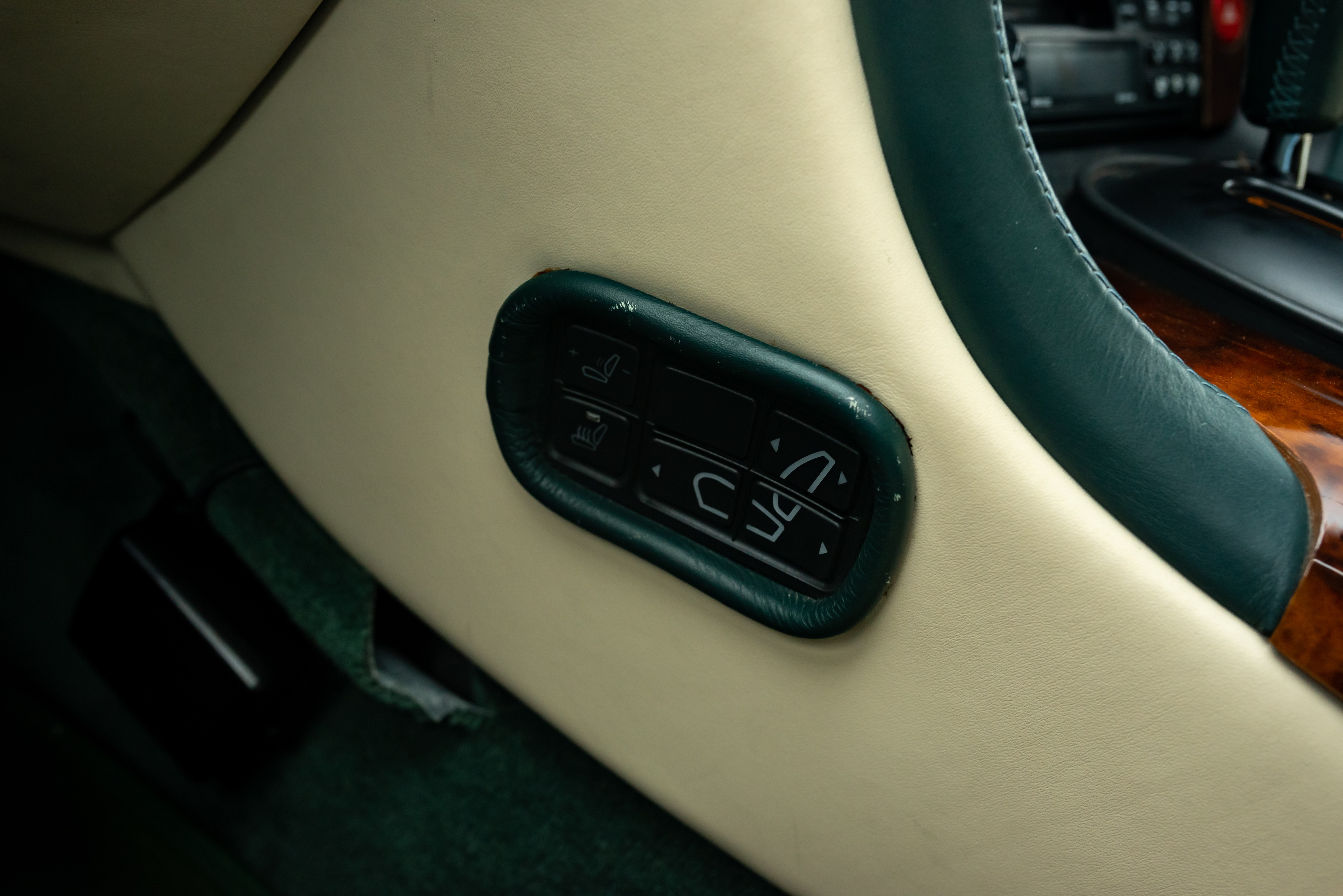 Lot 337 - 1995 Aston Martin DB7