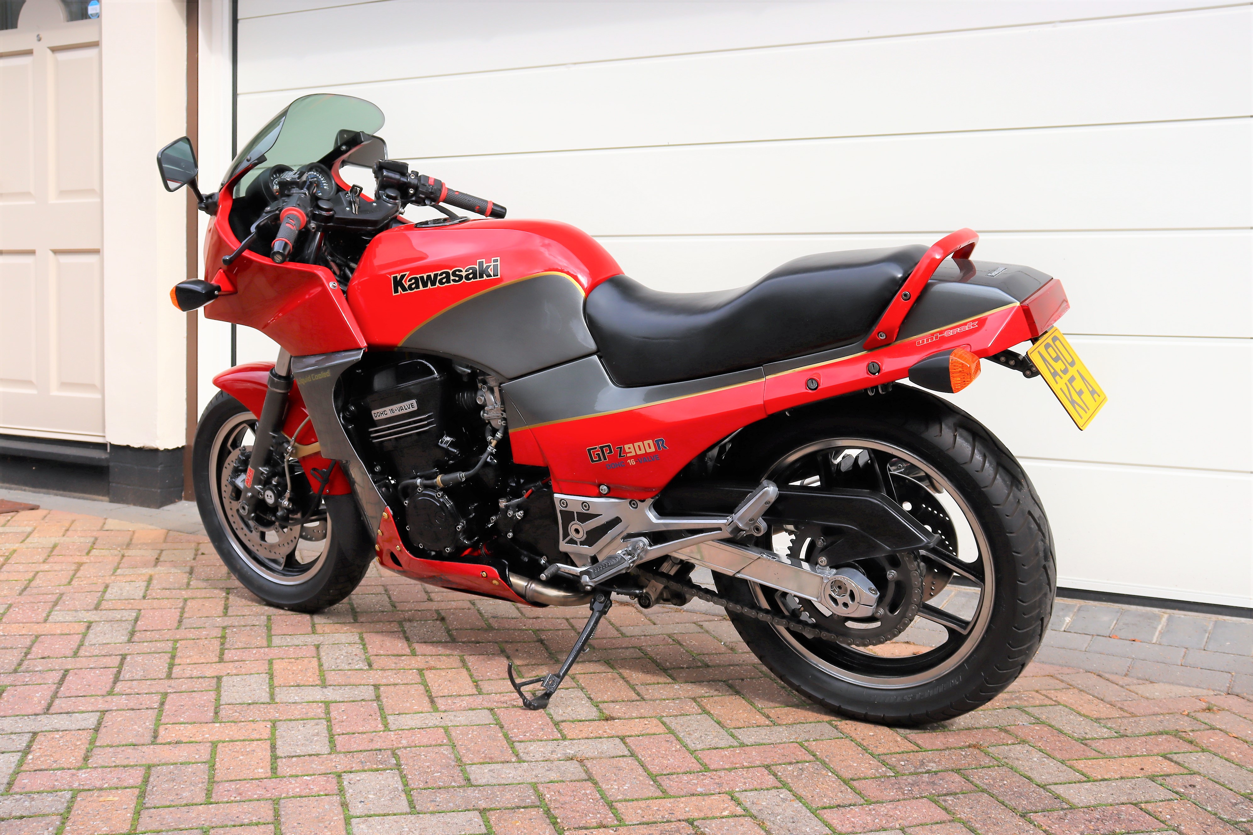 Lot 200 - 1984 Kawasaki GPZ 900R