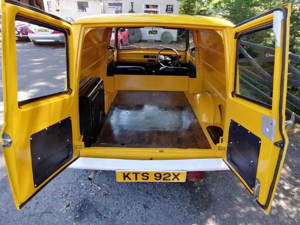 Lot 39 - 1982 Bedford HA 110 Van