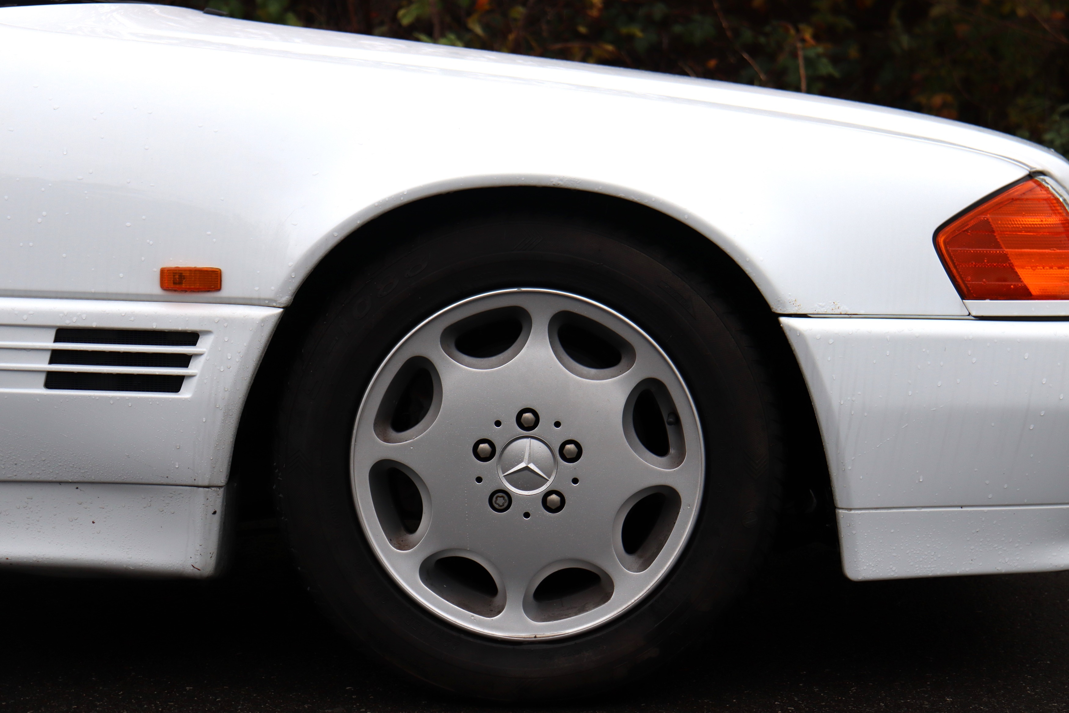 Lot 56 - 1991 Mercedes-Benz 500SL-32