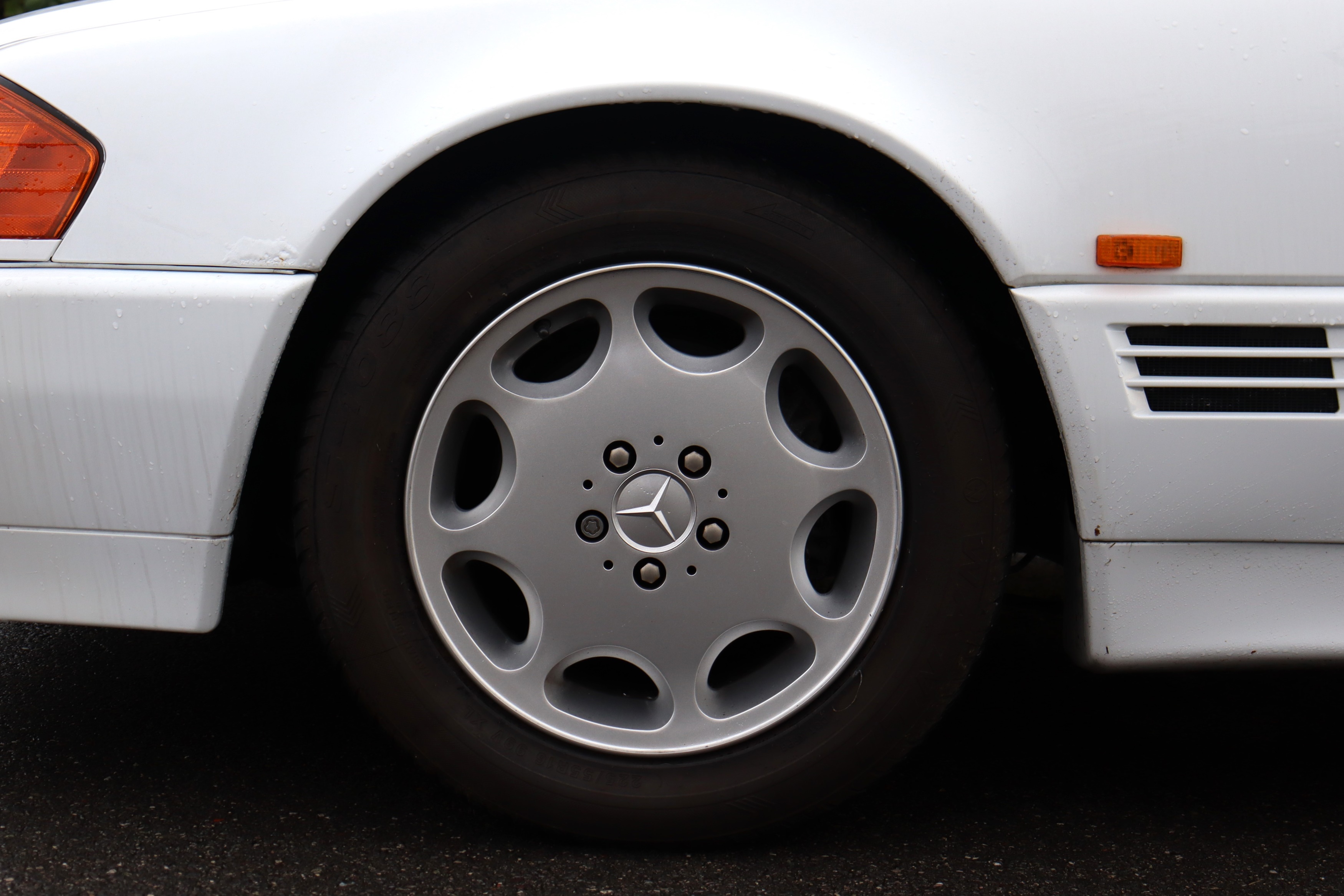 Lot 56 - 1991 Mercedes-Benz 500SL-32