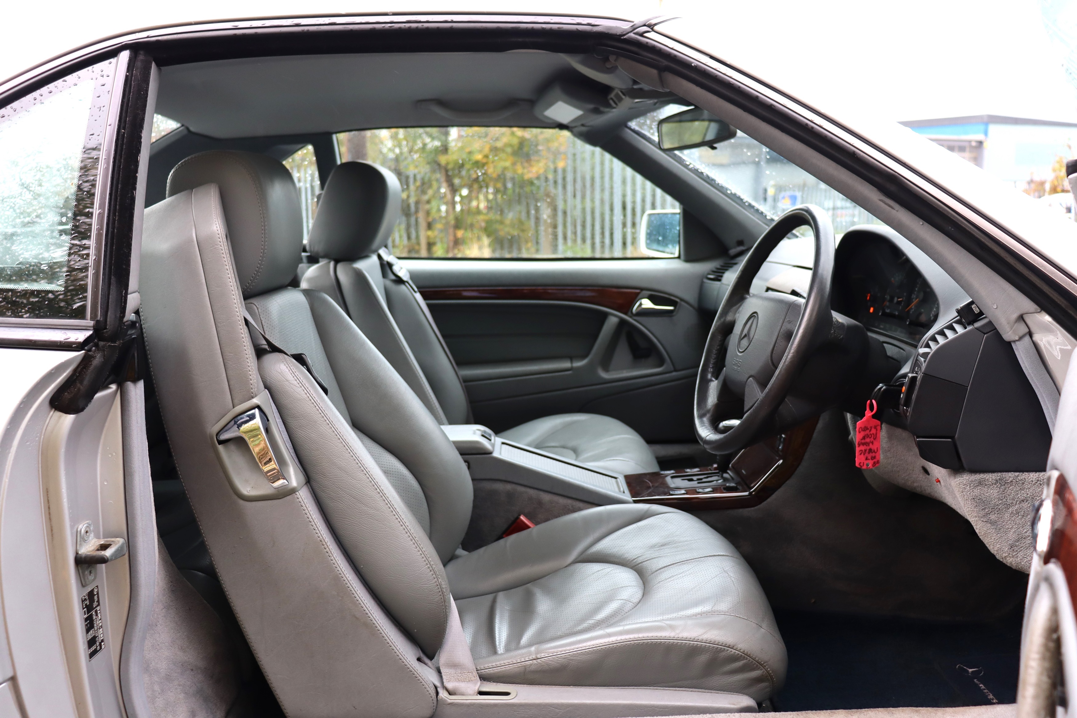 Lot 45 - 1998 Mercedes-Benz SL 320