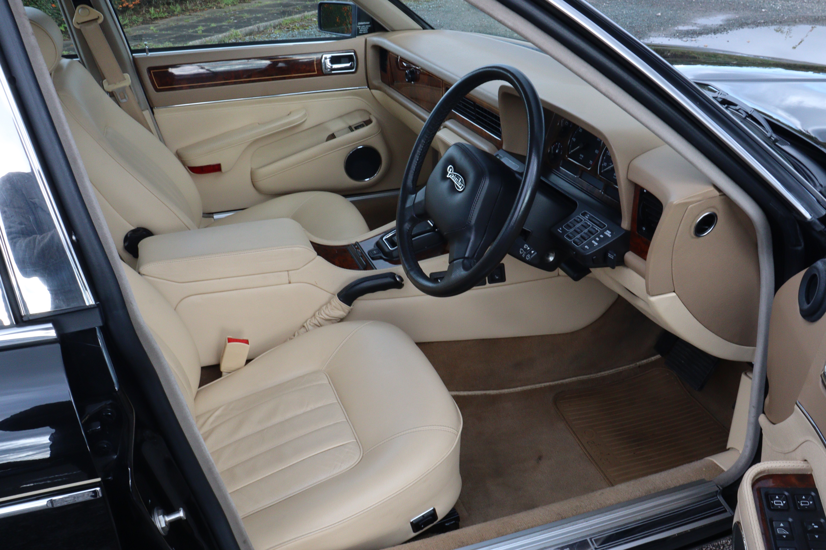 Lot 25 - 1992 Daimler 4.0 Saloon