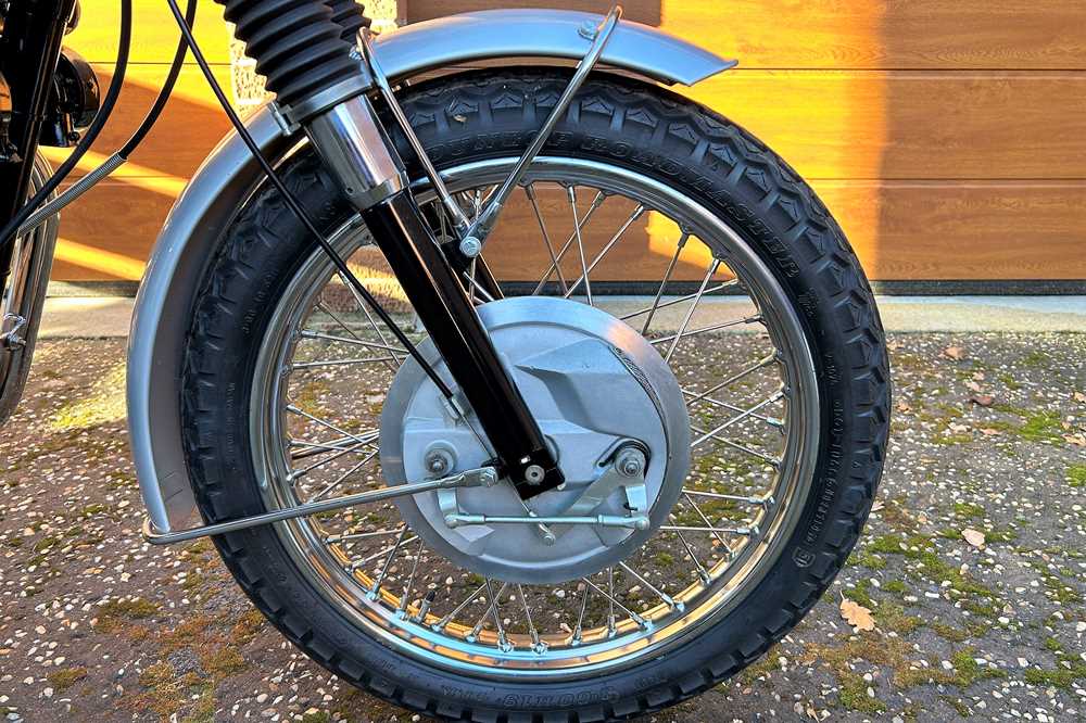 Lot 211 - 1969 Triumph T120R