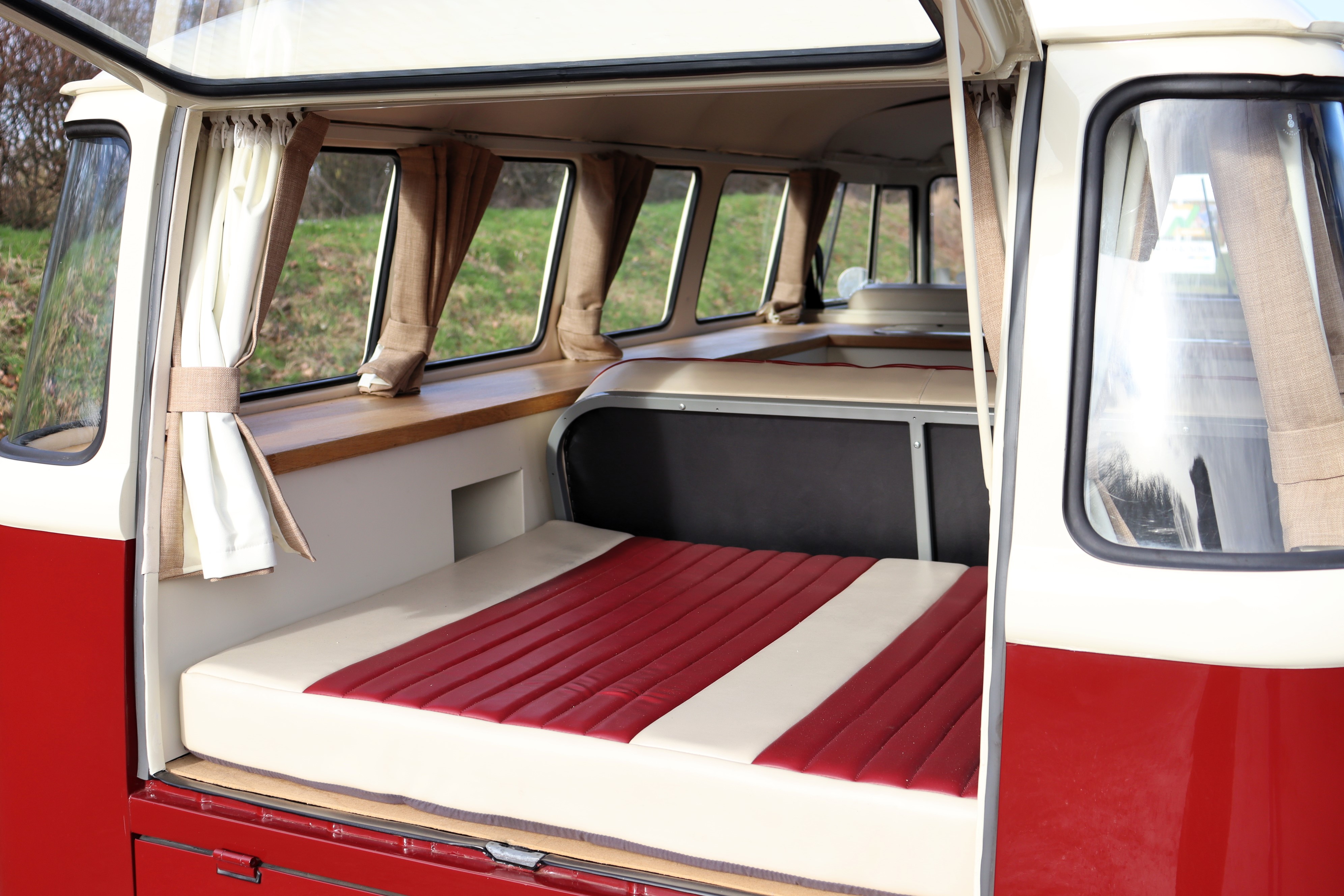 Lot 154 - 1967 Volkswagen Type 2 Kombi Luxo '15 Window'