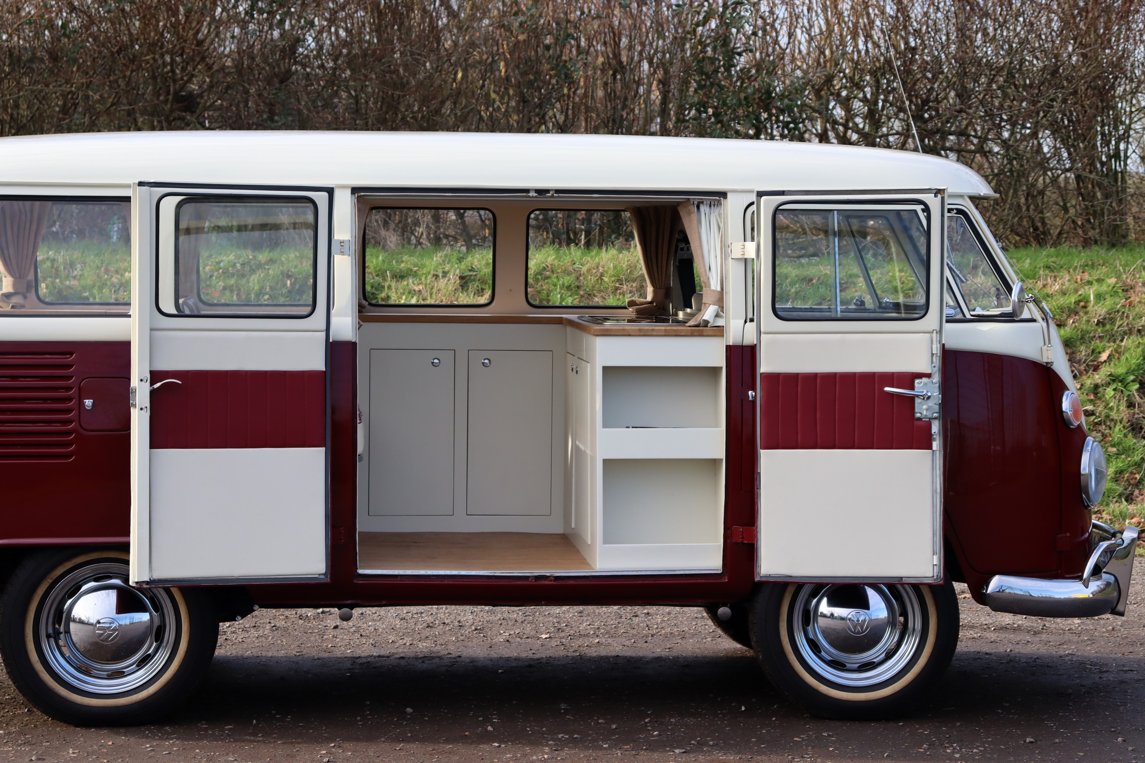 Lot 154 - 1967 Volkswagen Type 2 Kombi Luxo '15 Window'