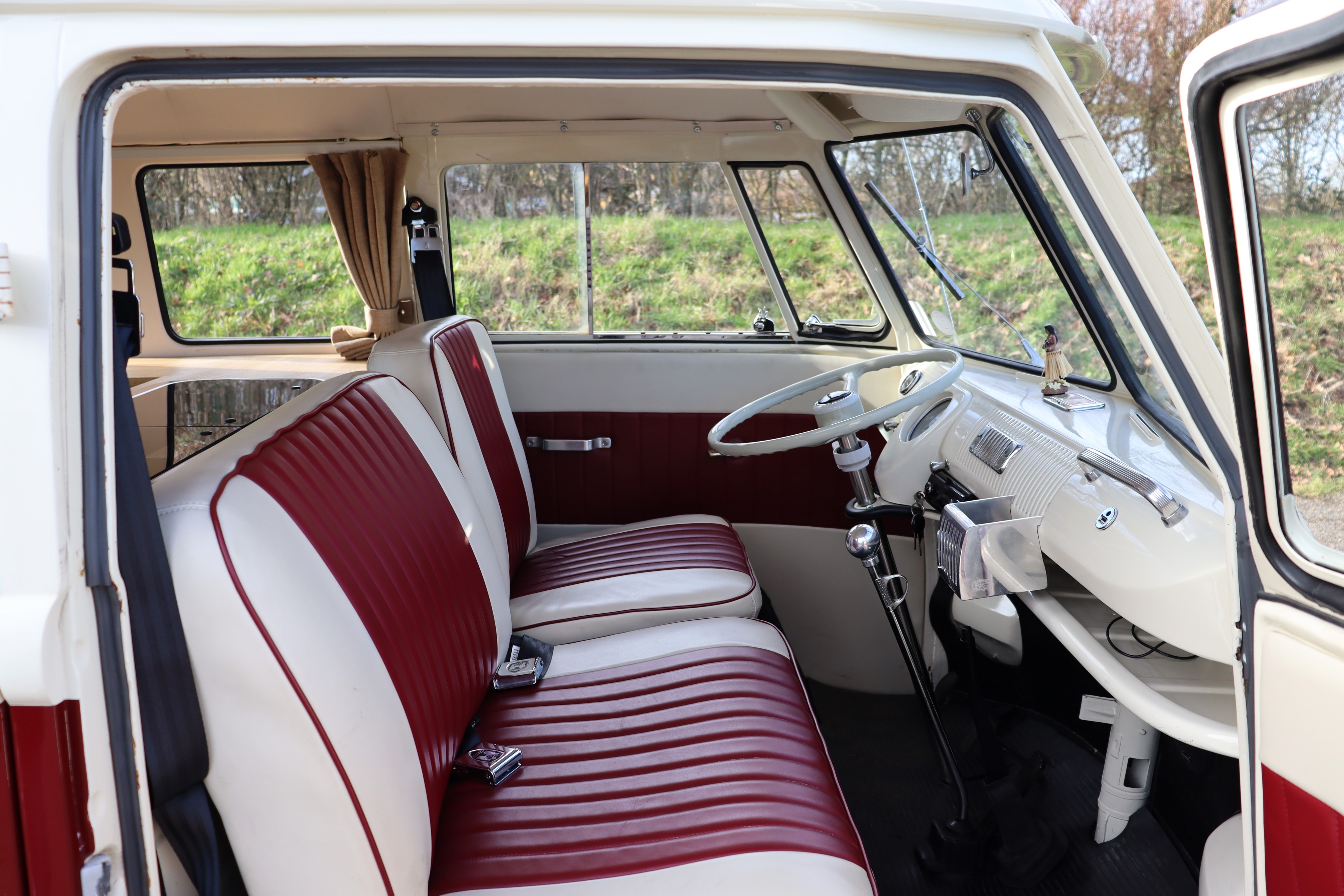 Lot 154 - 1967 Volkswagen Type 2 Kombi Luxo '15 Window'