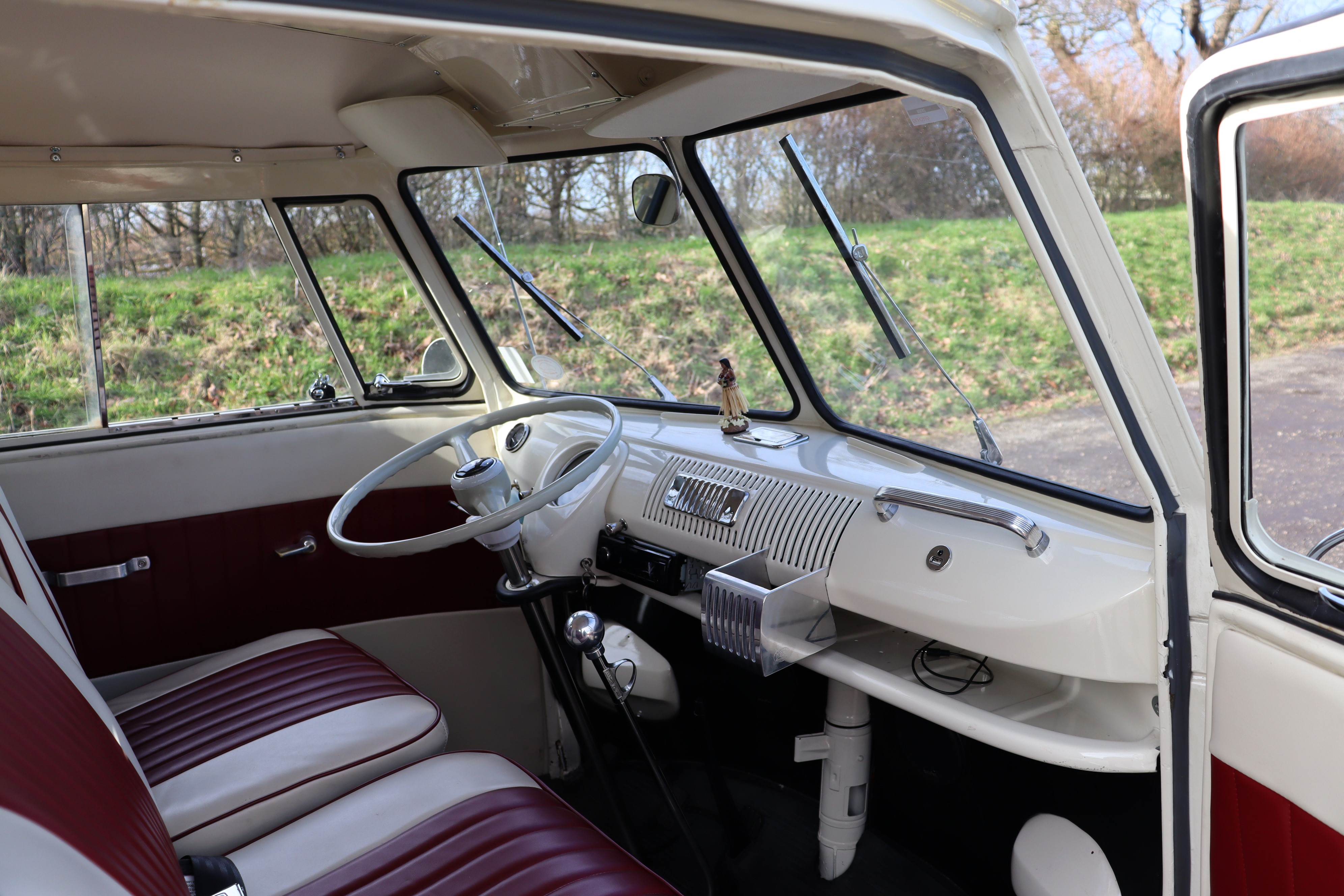 Lot 154 - 1967 Volkswagen Type 2 Kombi Luxo '15 Window'