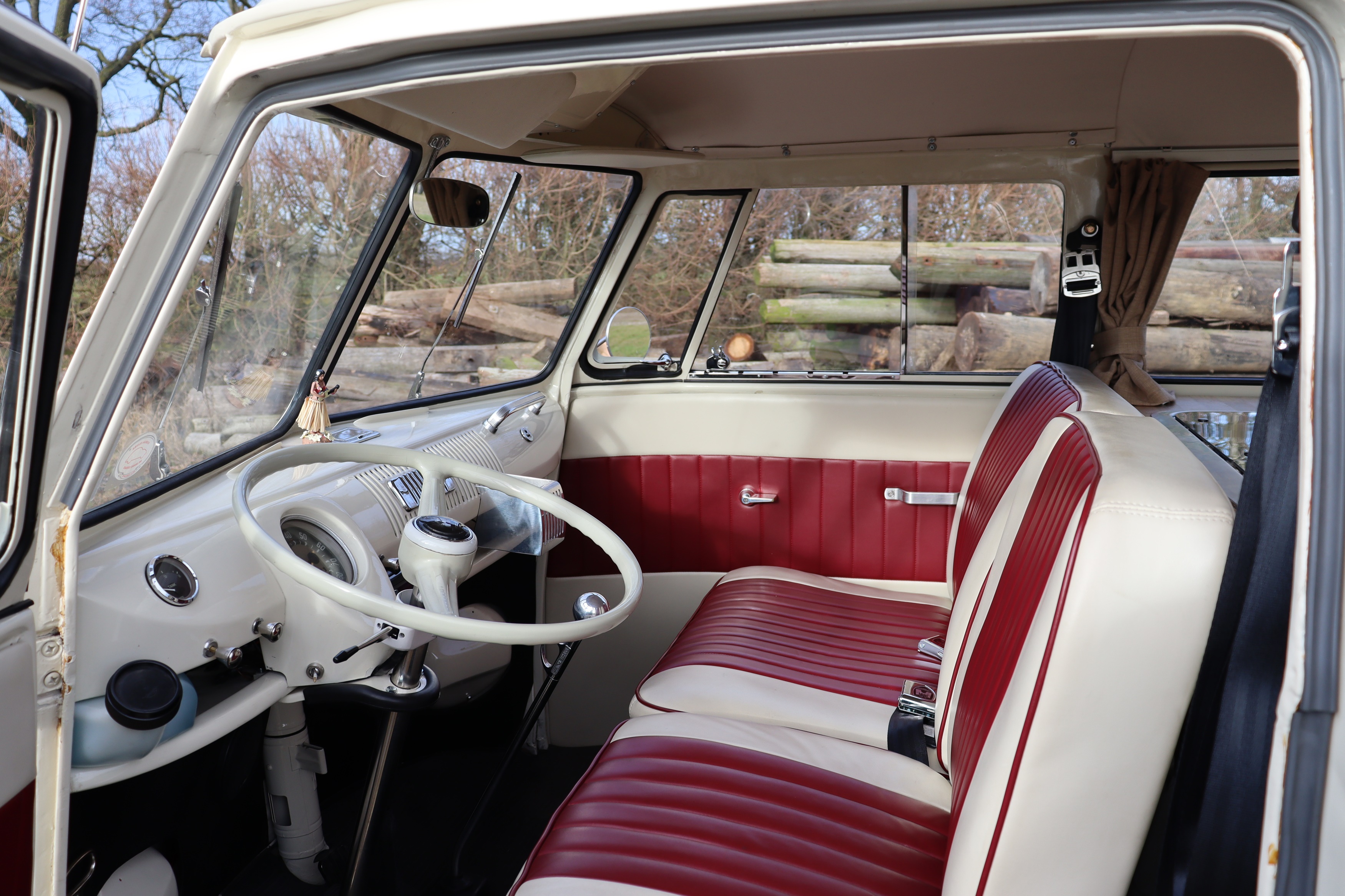 Lot 154 - 1967 Volkswagen Type 2 Kombi Luxo '15 Window'