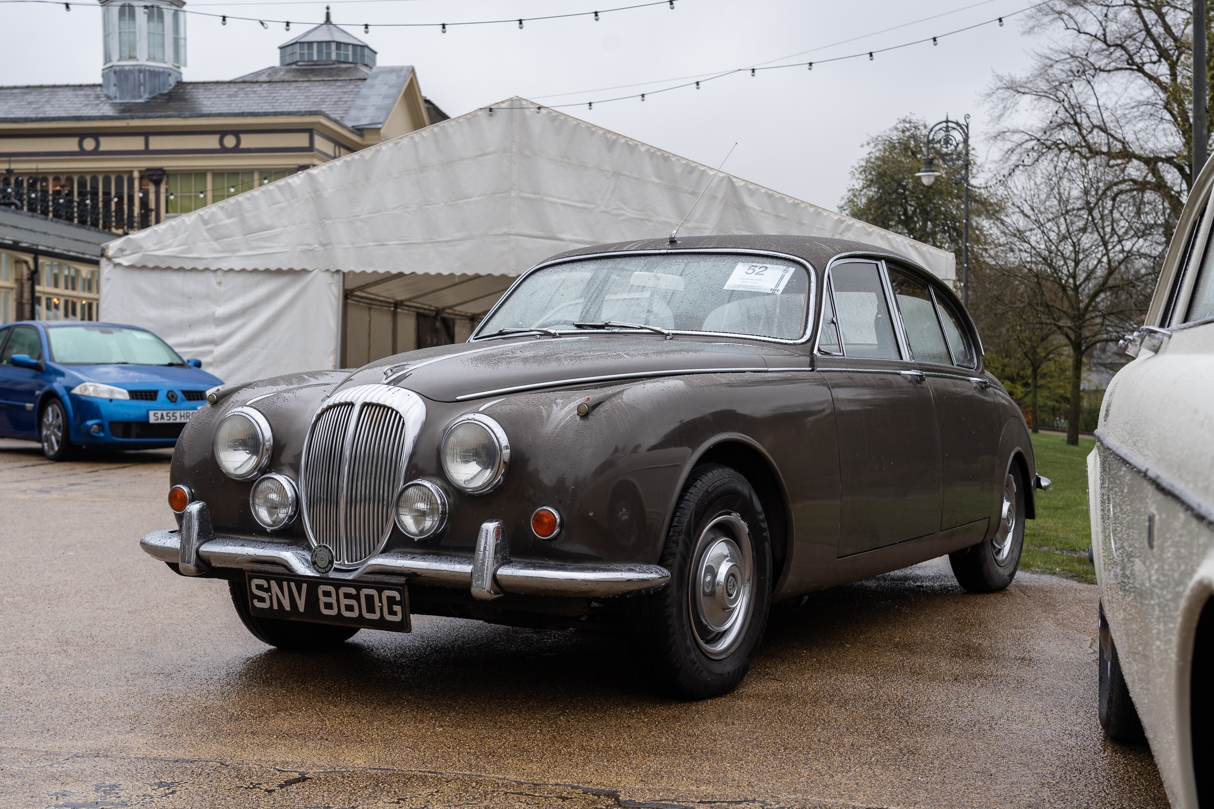 Lot 52 - 1969 Daimler V8-250