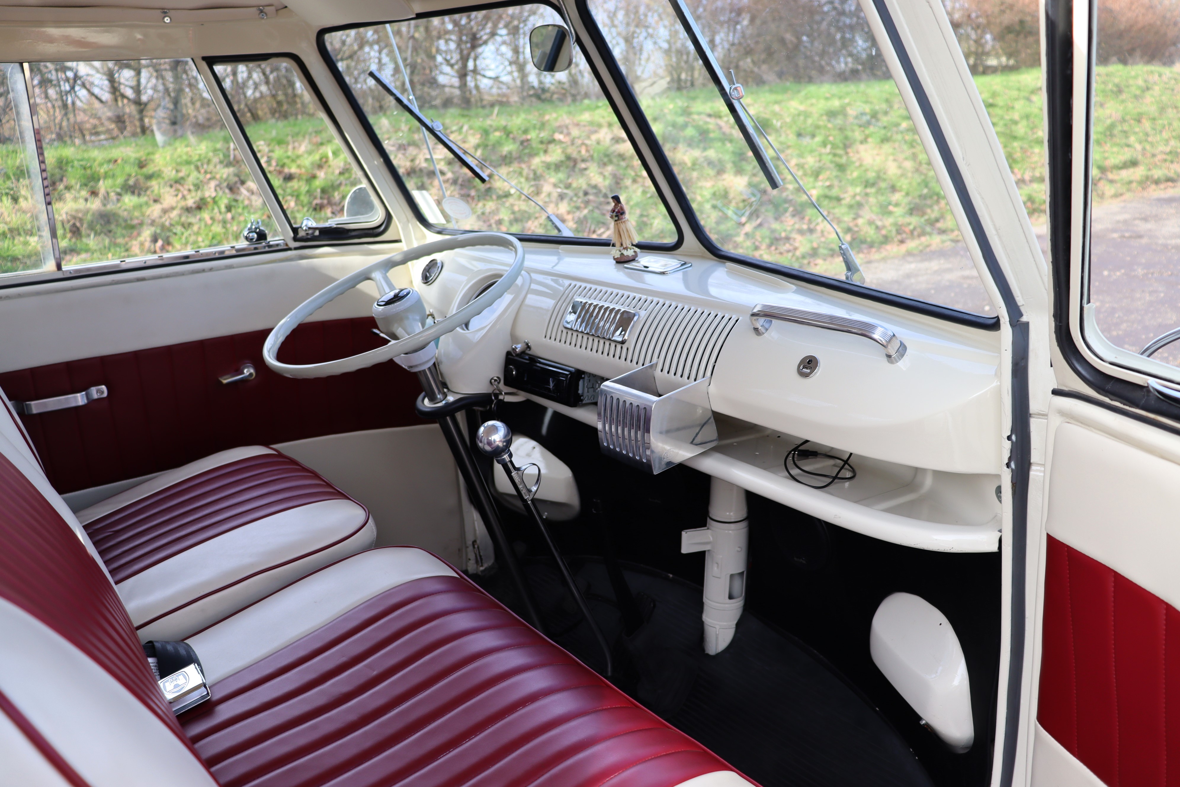 Lot 101 - 1967 Volkswagen Type 2 Kombi Luxo '15-Window'