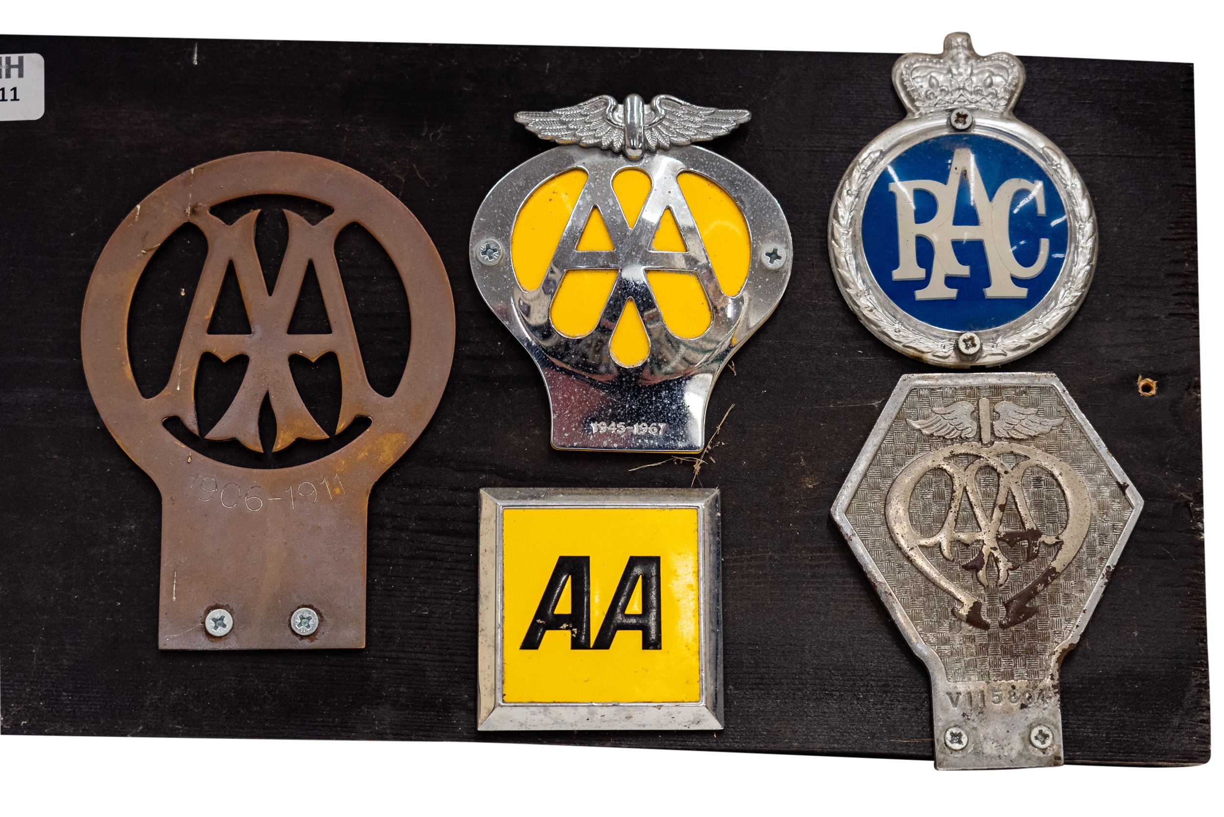 Lot 211 - Mounted Display of AA and RAC Badges